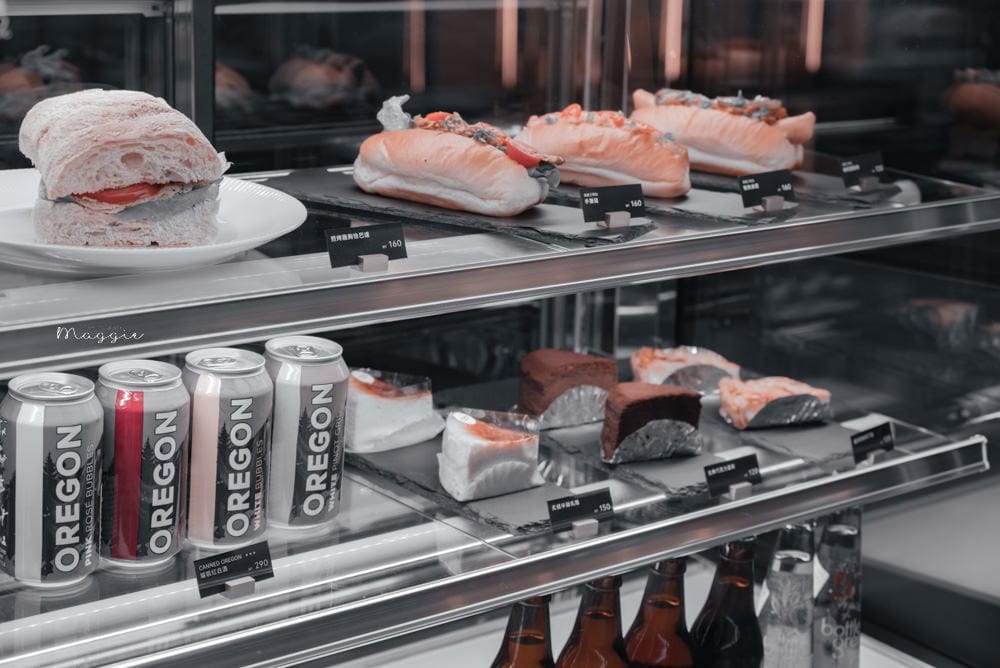 【士林咖啡廳】VERSE baR 走進紐約街頭的書報攤｜臺北表演藝術中心裡的咖啡廳 - 莓姬貝利・食事旅行（ 2025 最後更新）